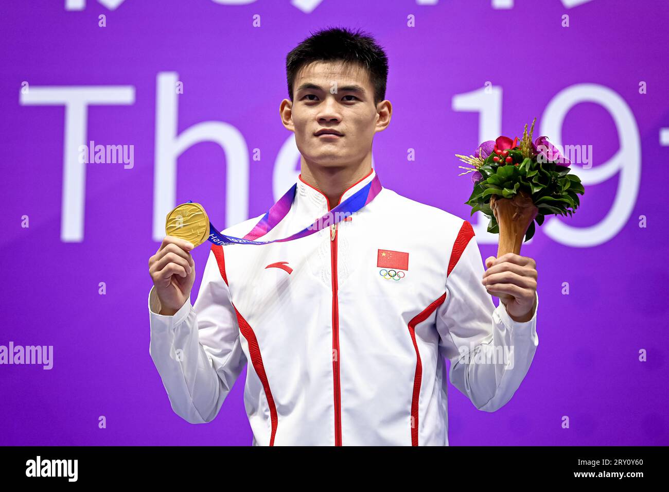 (230928) -- HANGZHOU, Sept. 28, 2023 (Xinhua) -- Gold medalist He Feng ...