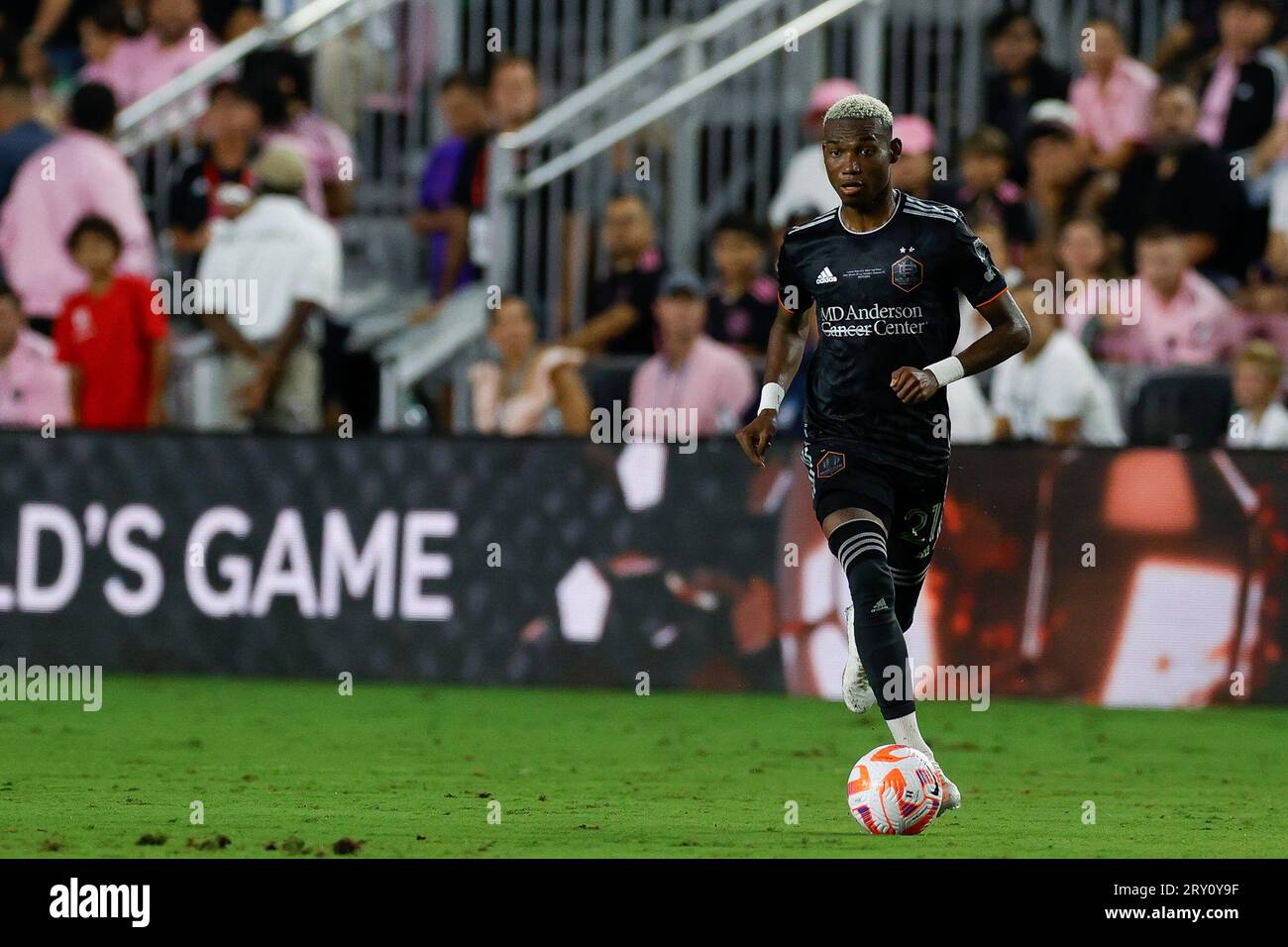 Houston Dynamo forward Nelson Quiñónes (21) dribbles the ball in the ...