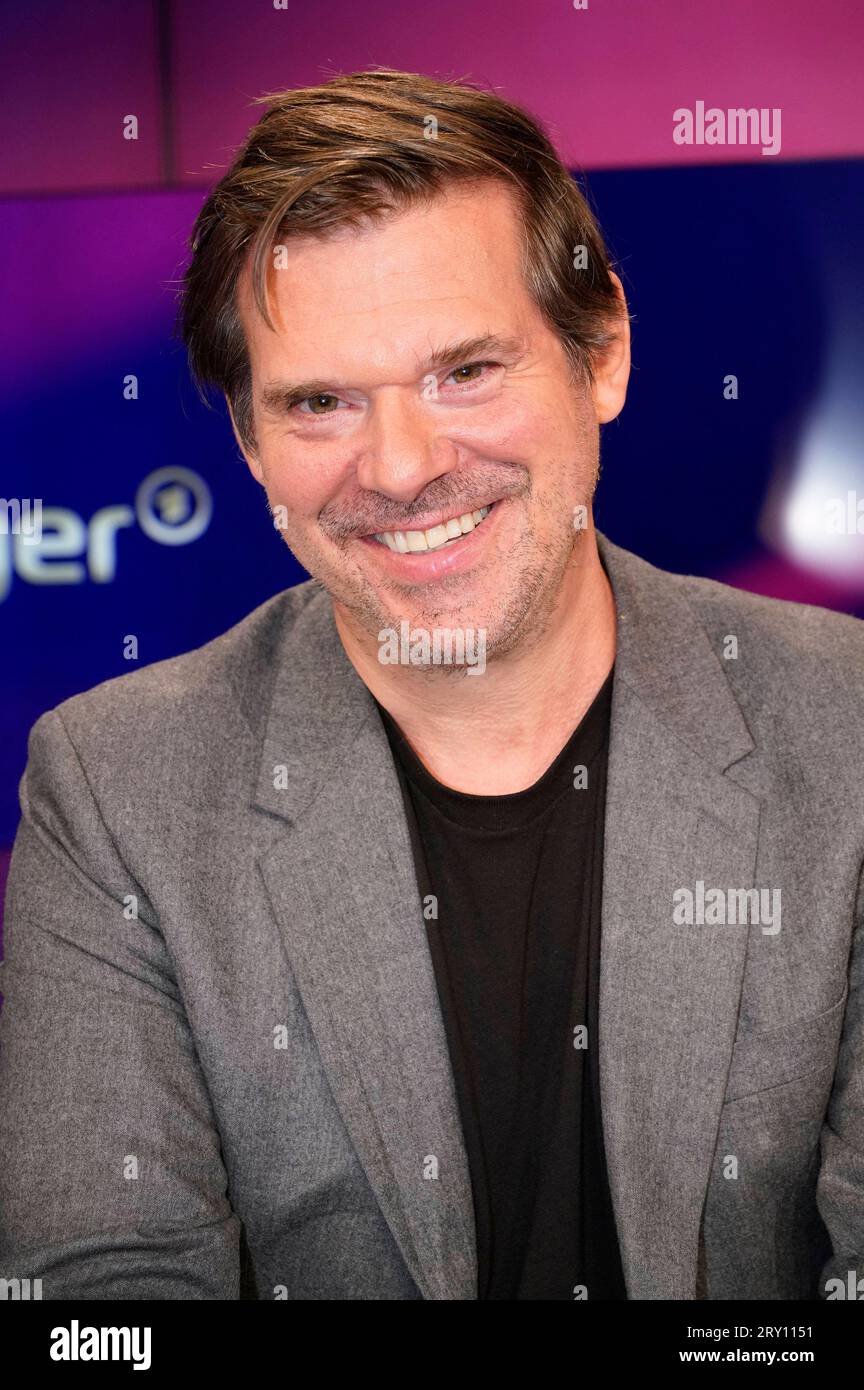 Gregor Peter Schmitz in der ARD-Talkshow maischberger im Studio Berlin ...