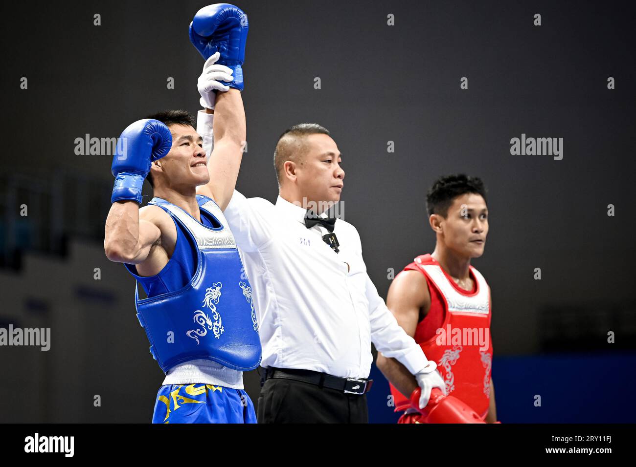 (230928) -- HANGZHOU, Sept. 28, 2023 (Xinhua) -- Jiang Haidong (L) of ...