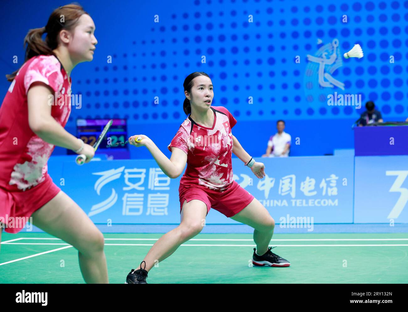 (230928) -- HANGZHOU, Sept. 28, 2023 (Xinhua) -- Yeung Nga Ting (R ...