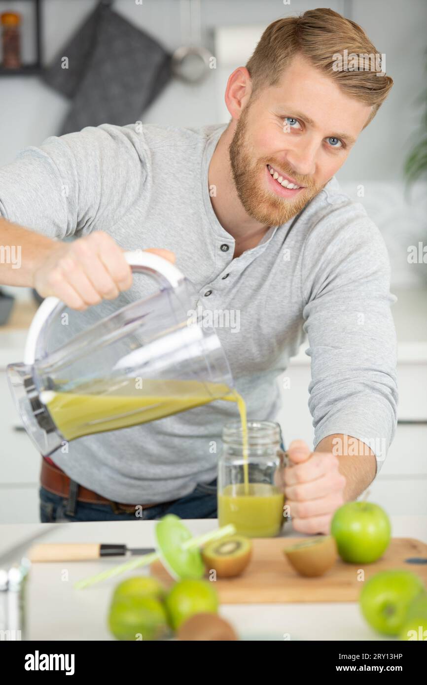Juicer making fresh apple juice hi-res stock photography and images - Alamy