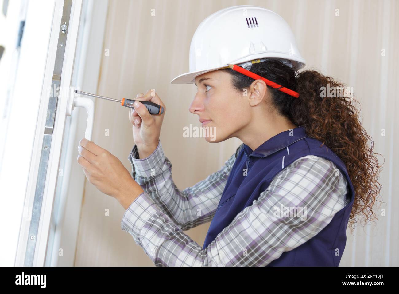 a construction girl using screwdriver Stock Photo - Alamy