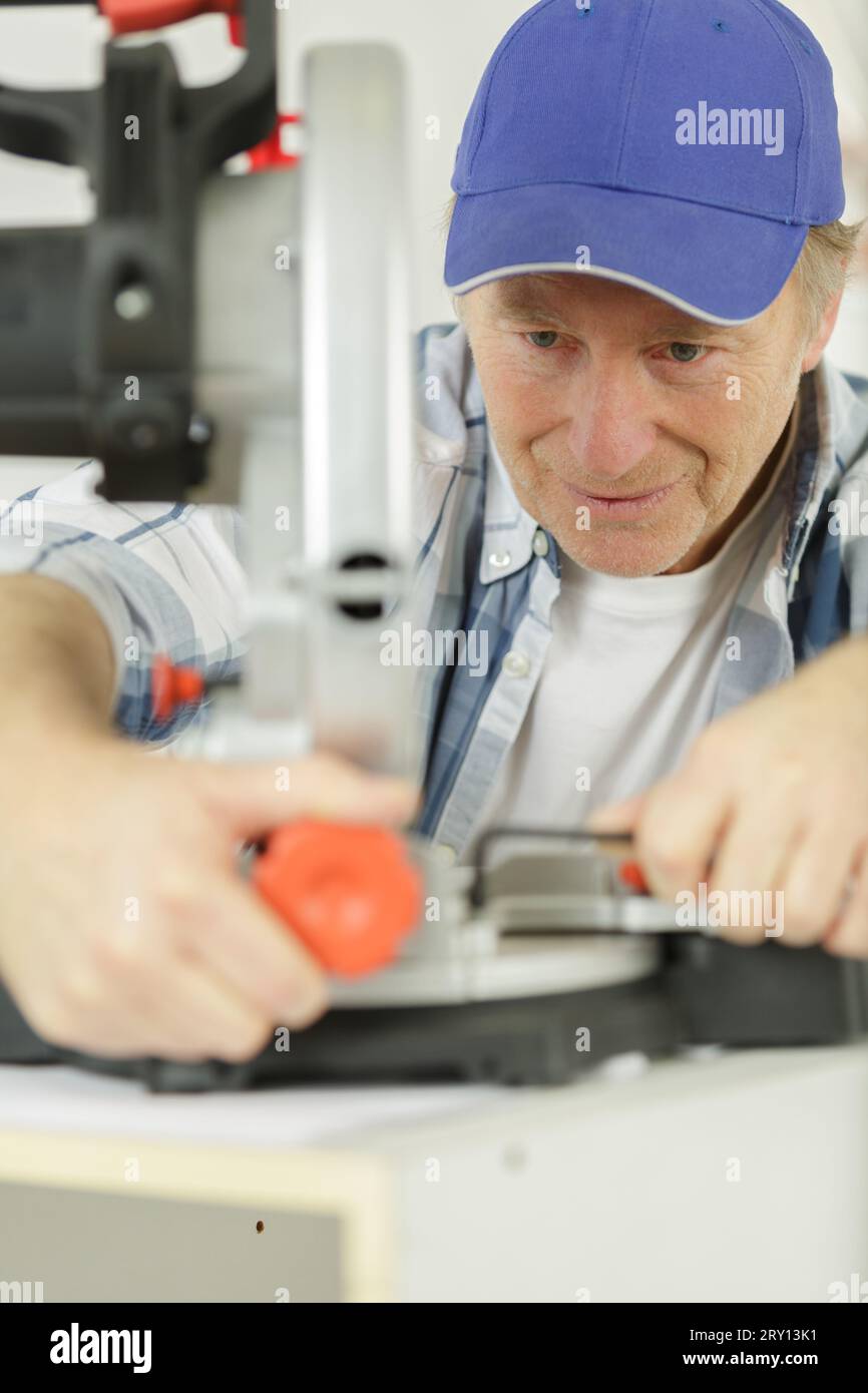 construction worker using a circular saw Stock Photo - Alamy