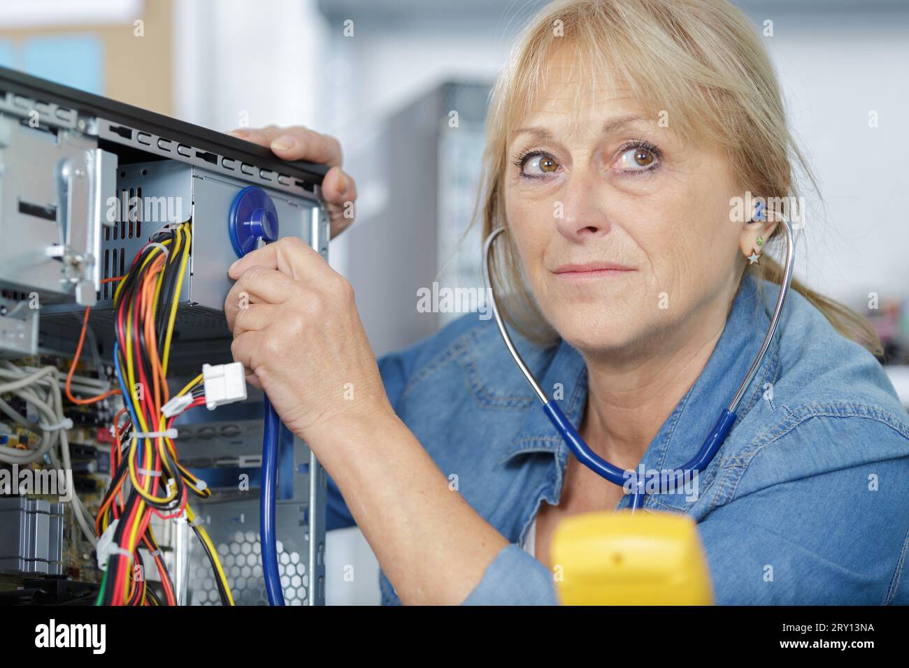 female pc technician fixing a pc Stock Photo - Alamy