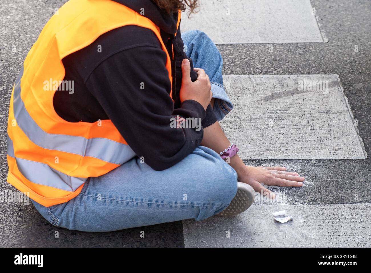 Klimaaktivisten vom Aufstand der Letzten Generation blockieren mit ...