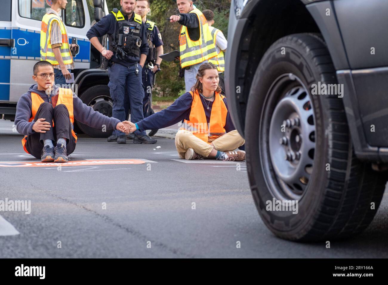 Klimaaktivisten vom Aufstand der Letzten Generation blockieren mit ...