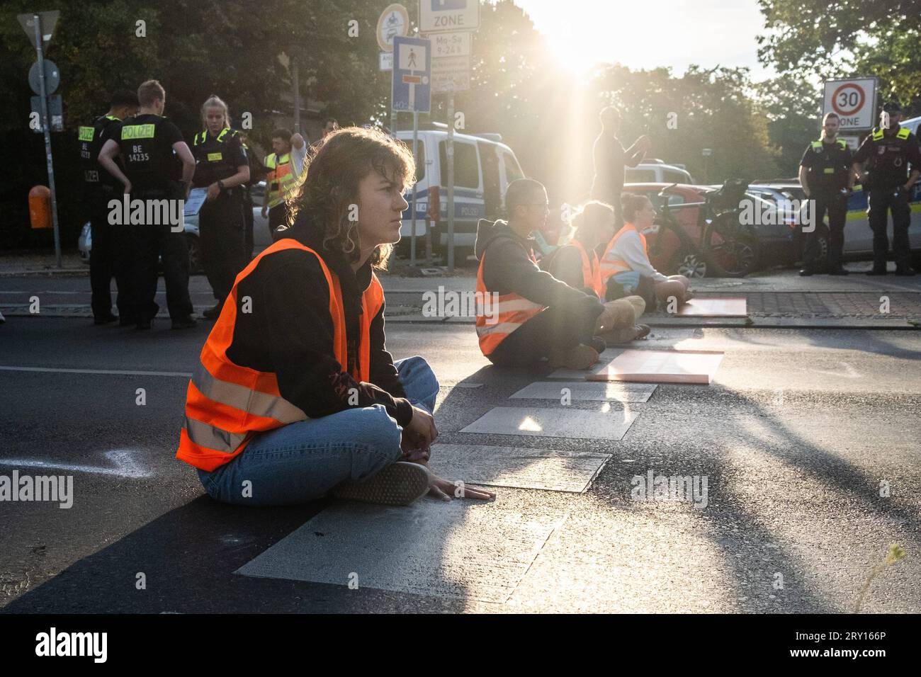 Klimaaktivisten vom Aufstand der Letzten Generation blockieren mit ...