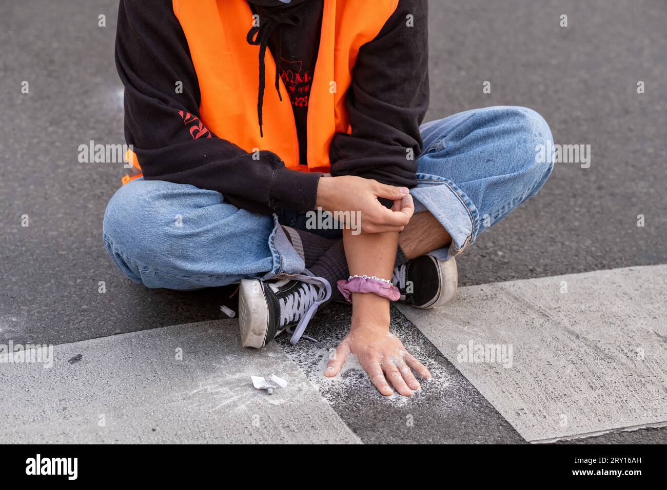Klimaaktivisten vom Aufstand der Letzten Generation blockieren mit ...