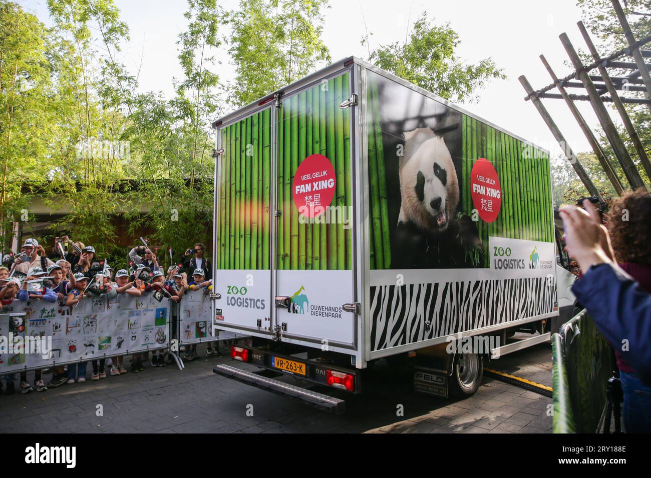 (230928) -- RHENEN, Sept. 28, 2023 (Xinhua) -- People see a vehicle ...