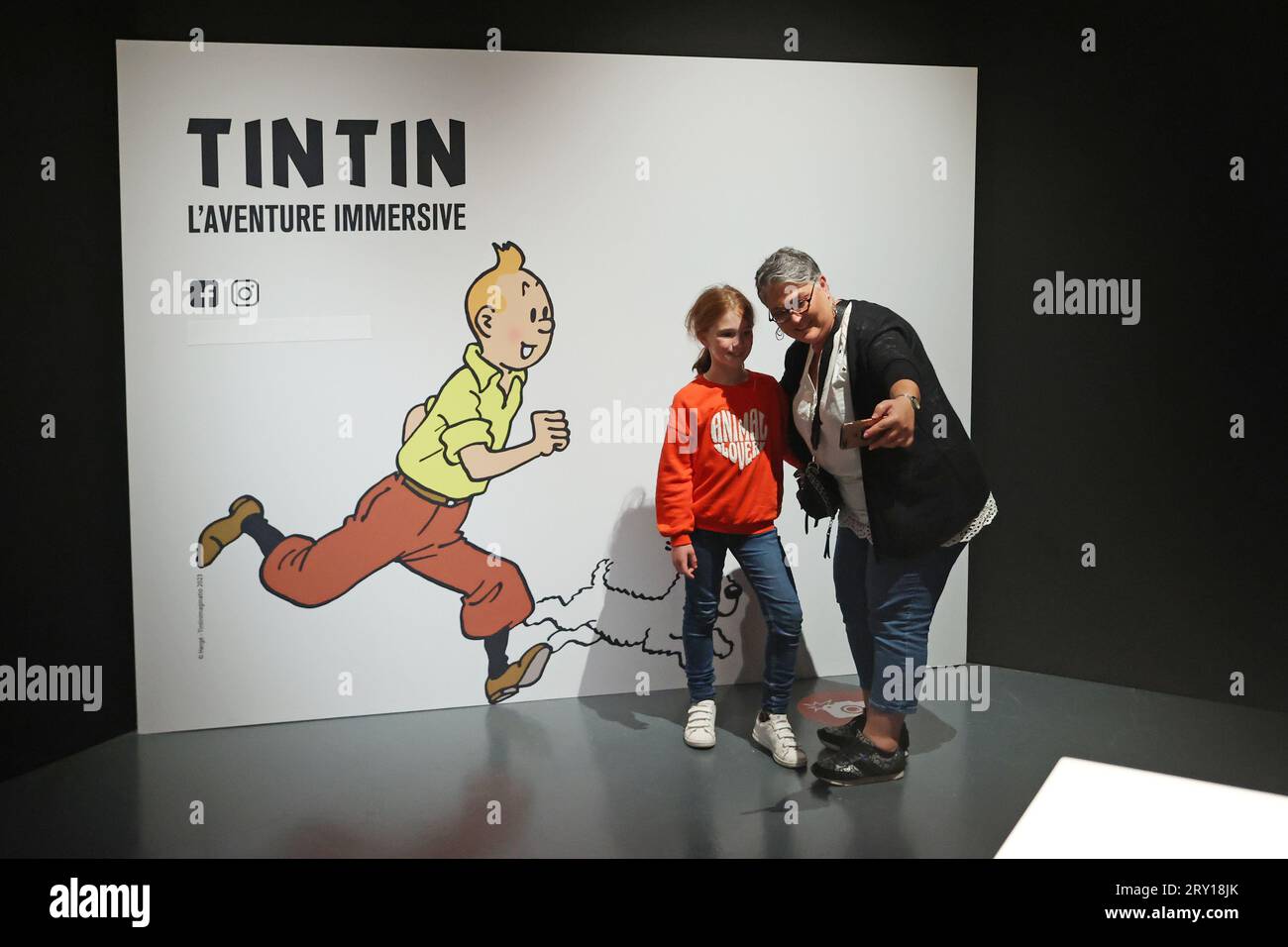 (230928) -- BRUSSELS, Sept. 28, 2023 (Xinhua) -- People pose for a ...