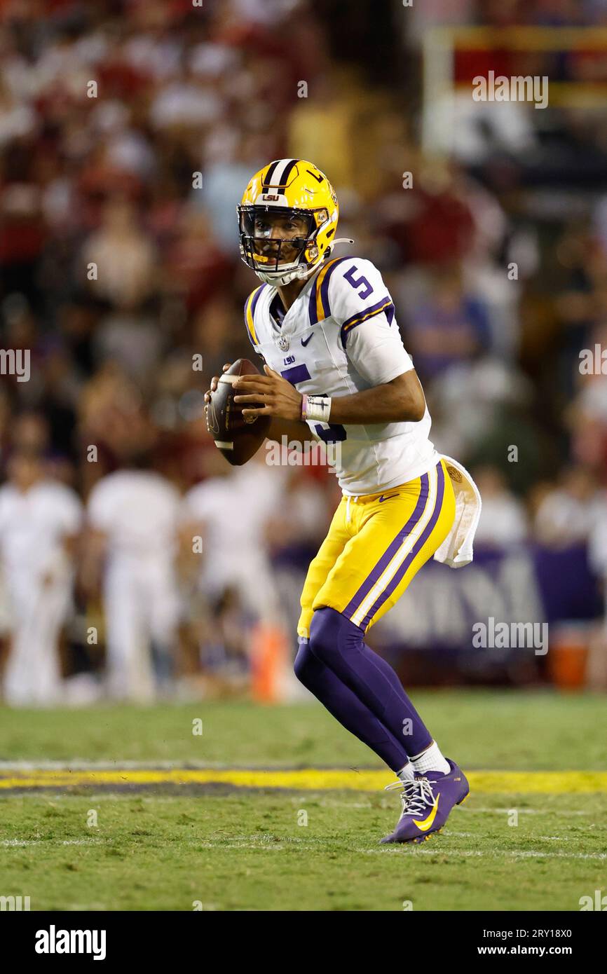 LSU quarterback Jayden Daniels (5) looks to pass during an NCAA college ...