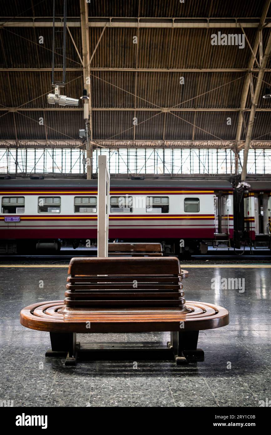 Old bench and station platform hi-res stock photography and images - Alamy