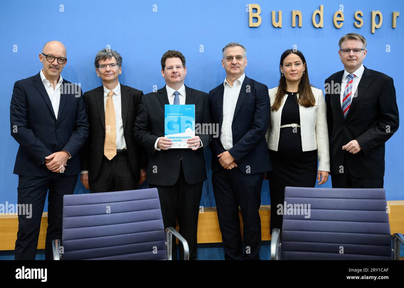 28 September 2023, Berlin: Timo Wollmershäuser (l-r), Ifo Institute ...