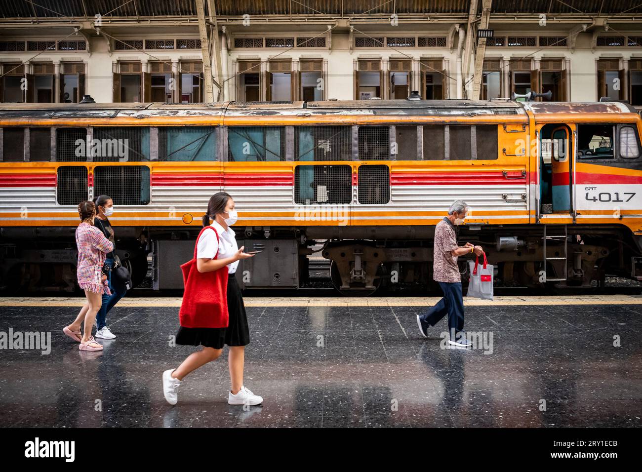 Thai passengers disembark onto the platform at Hua Lamphong Train ...