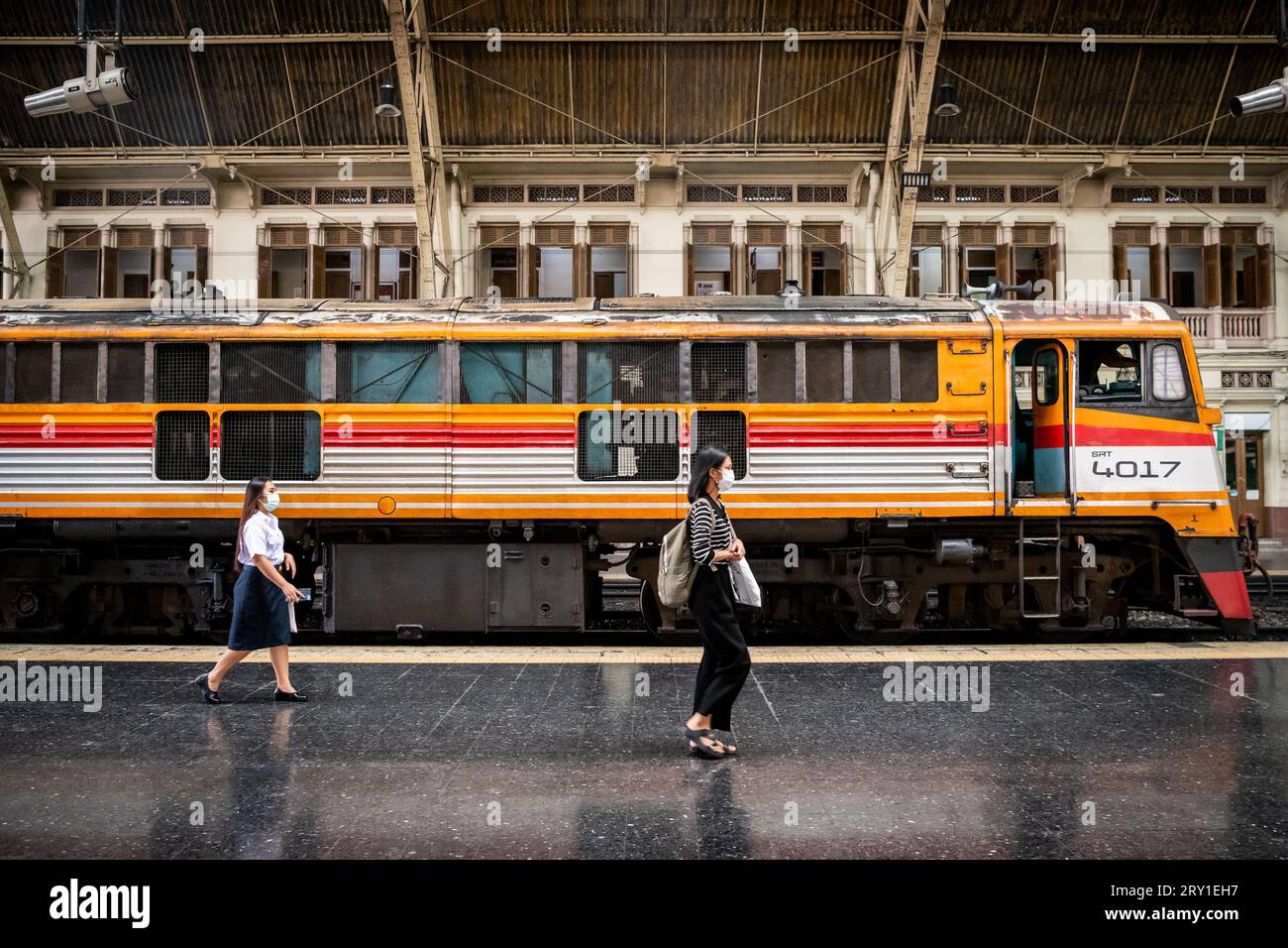 Thai passengers disembark onto the platform at Hua Lamphong Train ...
