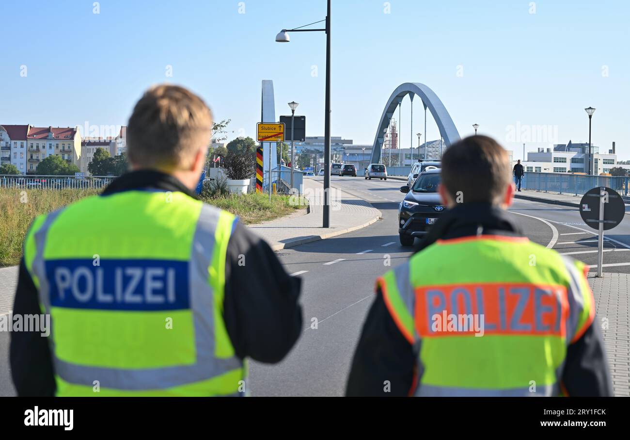 German polish border crossing hi-res stock photography and images - Alamy
