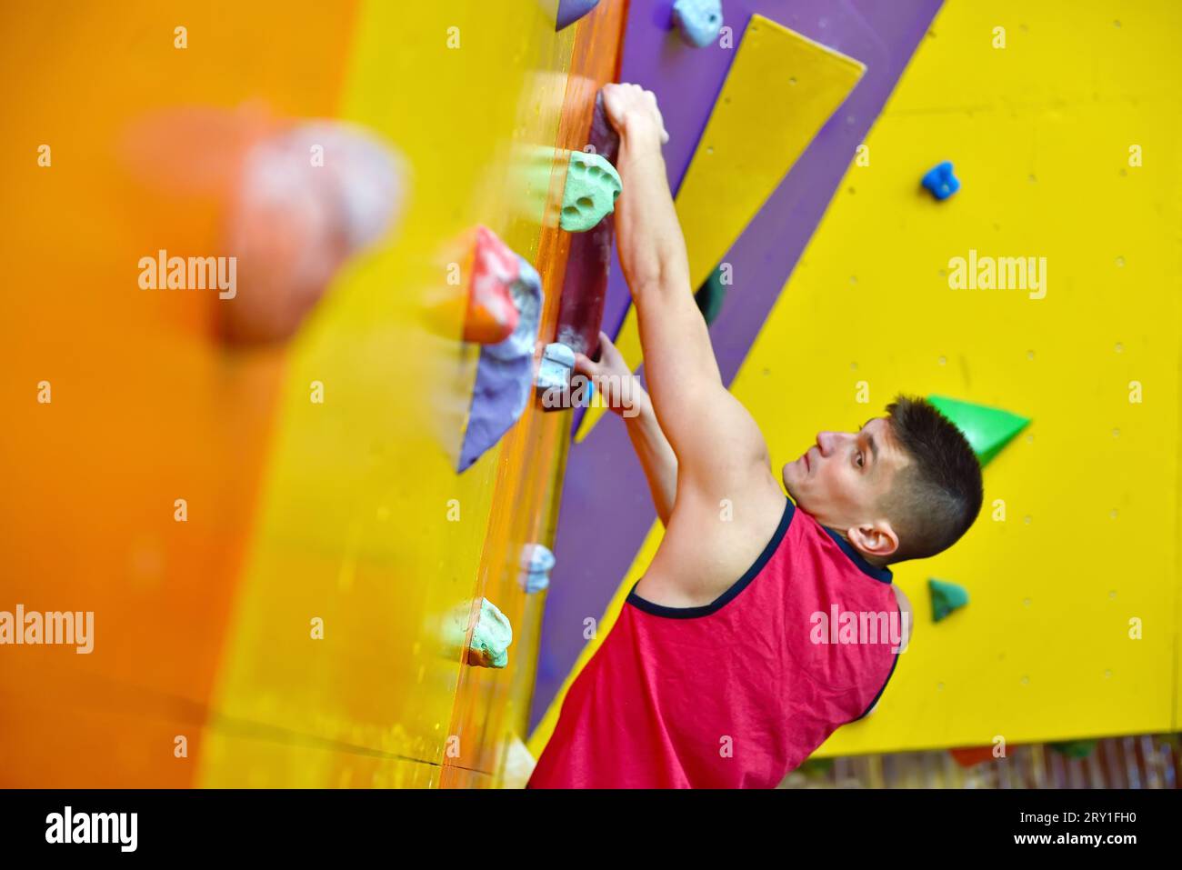 Muscular climber climbing without insurance hi-res stock photography ...