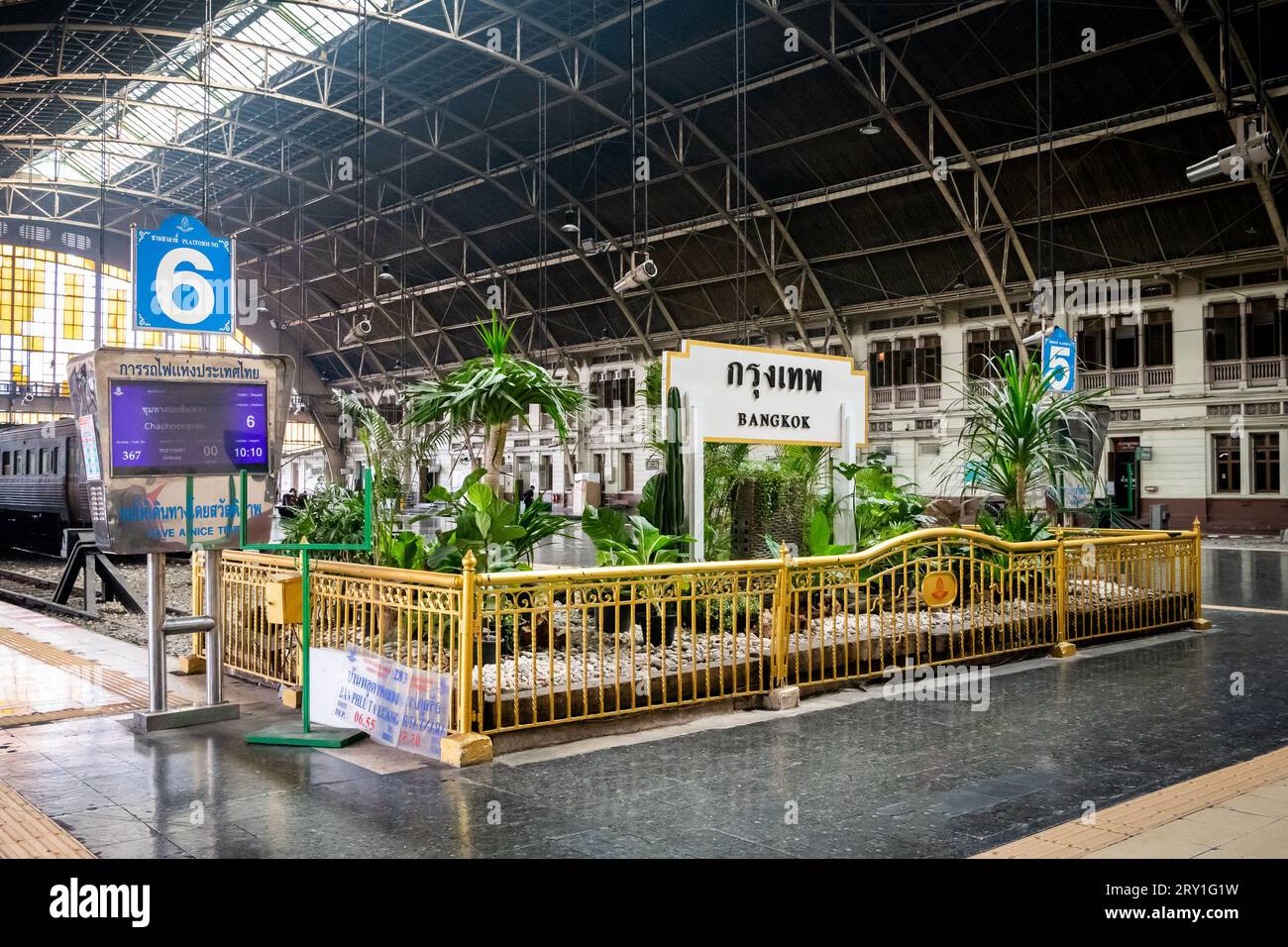 The train platform with classic signage at Hua Lamphong Train Station ...