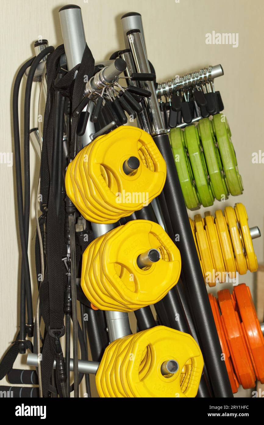 Yellow plates hi-res stock photography and images - Alamy