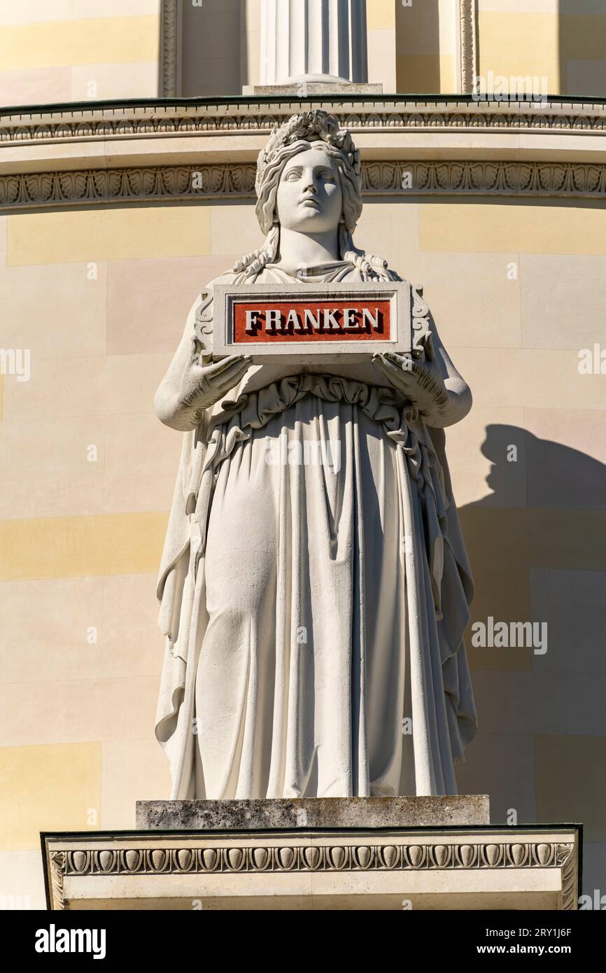 Statue Franken an der Fassade der Befreiungshalle in Kelheim ...