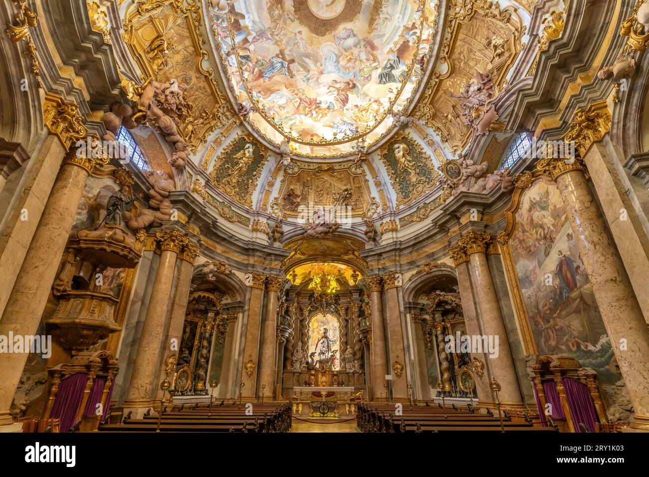 Innenraum der Klosterkirche St. Georg Weltenburg bei Weltenburg, Bayern ...