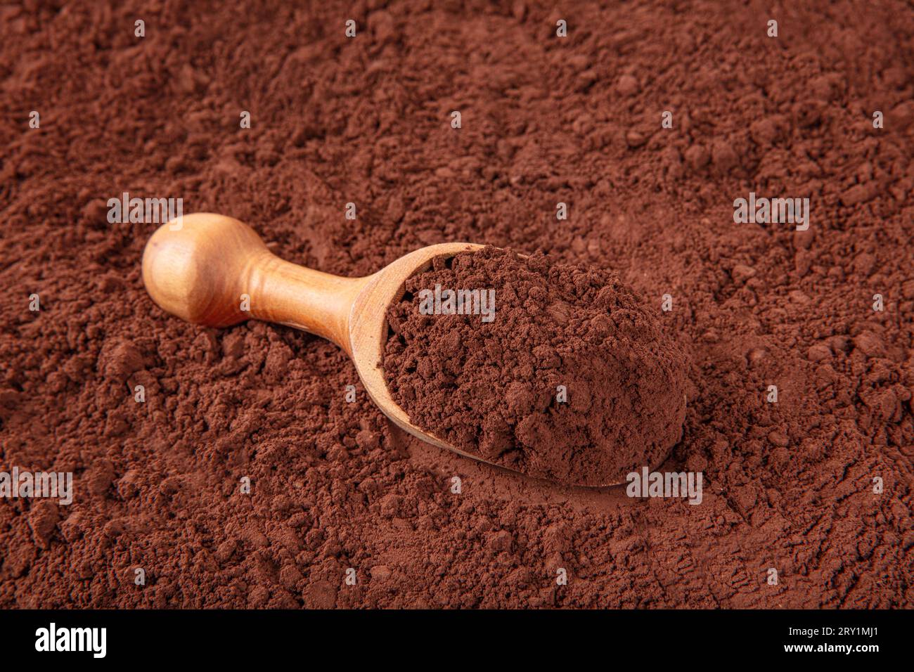 Dry cocoa powder brown background. Natural cocoa powder textured. Heap ...