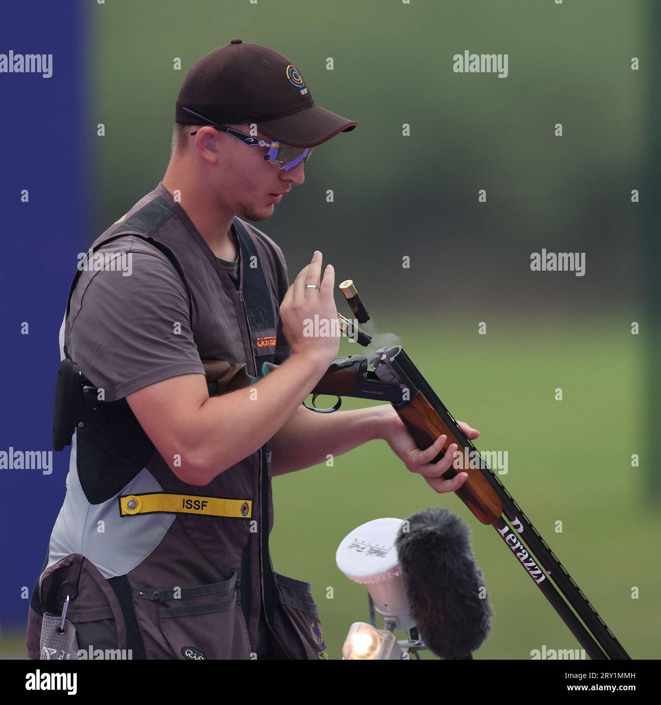 With her shooting gold medal hi-res stock photography and images - Alamy