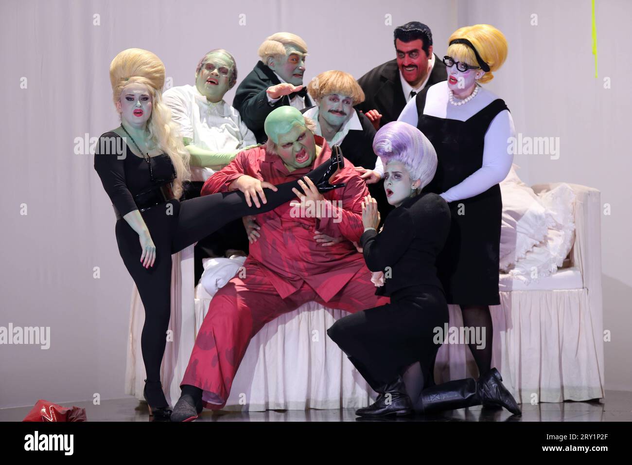 Misha Kiria mittig als Gianni Schicchi und Ensemble während der ...