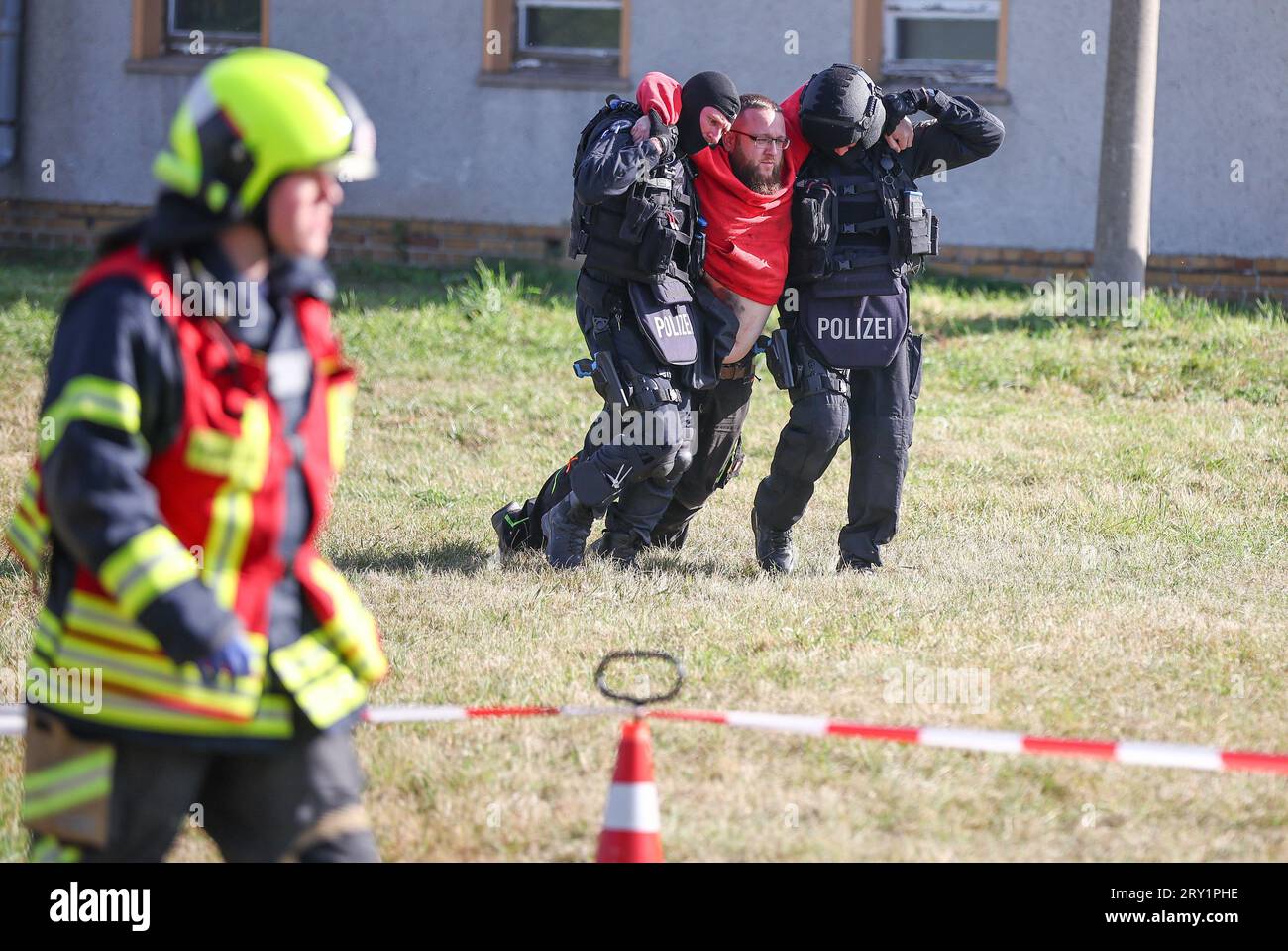 28 September 2023, Saxony, Wiederau: Officers from the LebEL unit (life ...