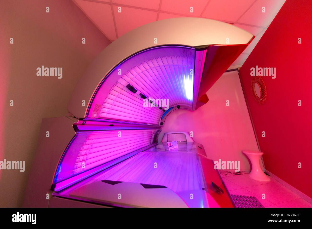 Sunbed uv light hi-res stock photography and images - Alamy