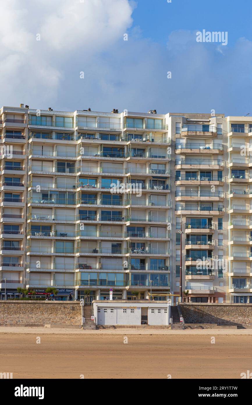Modern facade balconies la hi-res stock photography and images - Alamy