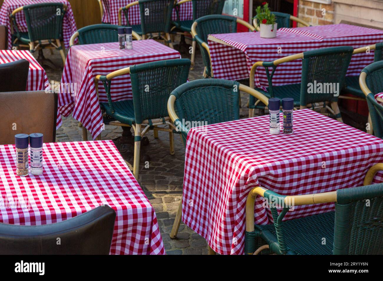 Outside restaurant tables furniture hi-res stock photography and images ...