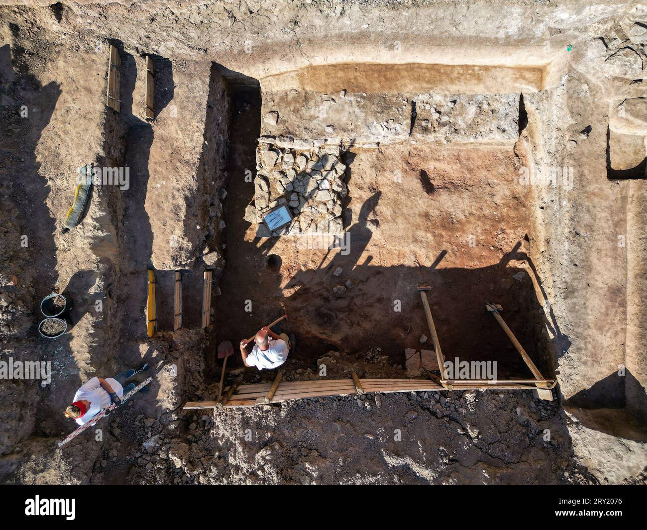 PRODUCTION - 27 September 2023, Saxony-Anhalt, Kaiserpfalz: Excavation ...