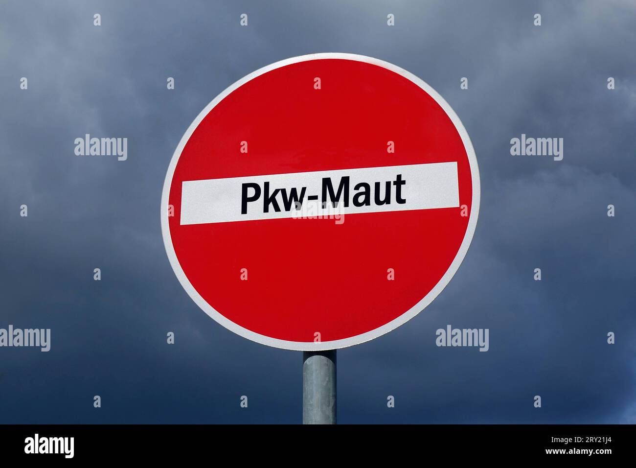 Verkehrsschild einer Einbahnstrasse mit Pkw-Maut Verkehrsschild einer ...