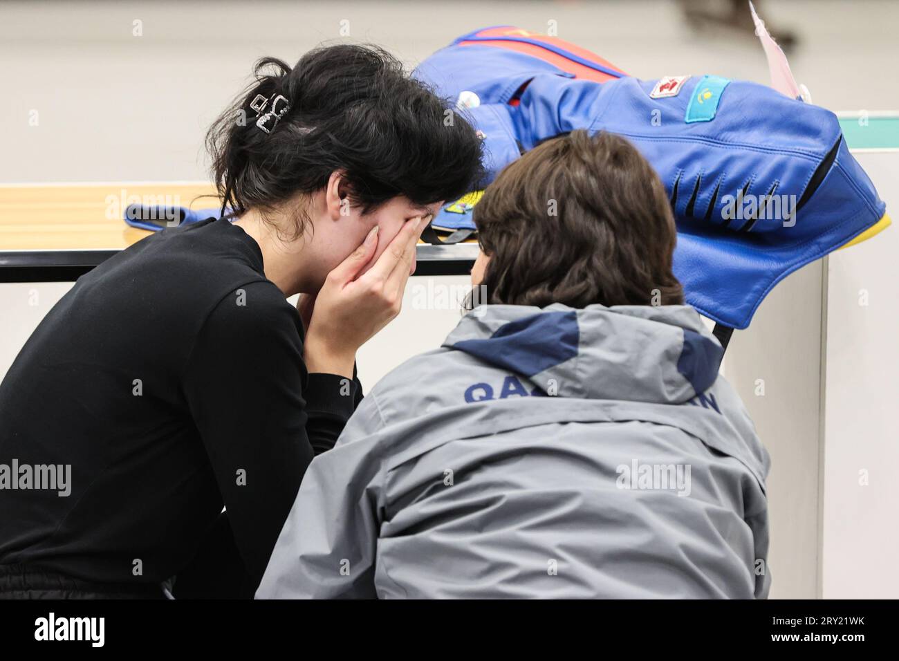 (230928) -- HANGZHOU, Sept. 28, 2023 (Xinhua) -- Fatima Irnazarova (L ...