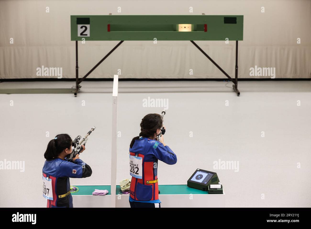 (230928) -- HANGZHOU, Sept. 28, 2023 (Xinhua) -- Peak Oksim (L) of ...