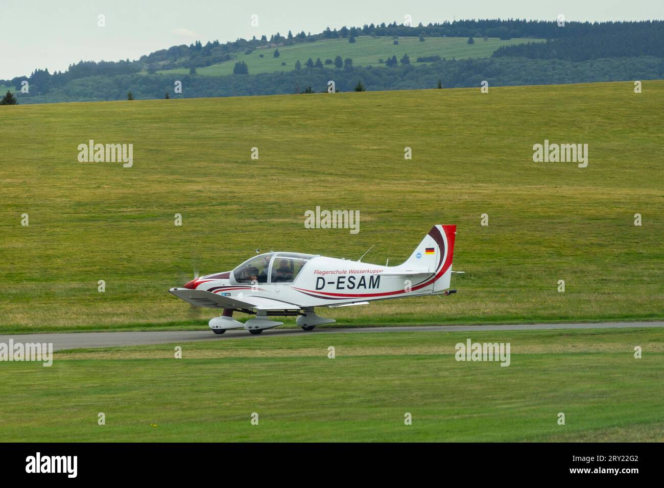 Ein Flugzeug des Typs Robin Dr 400-180 Remo Viersitzer beim Start auf ...