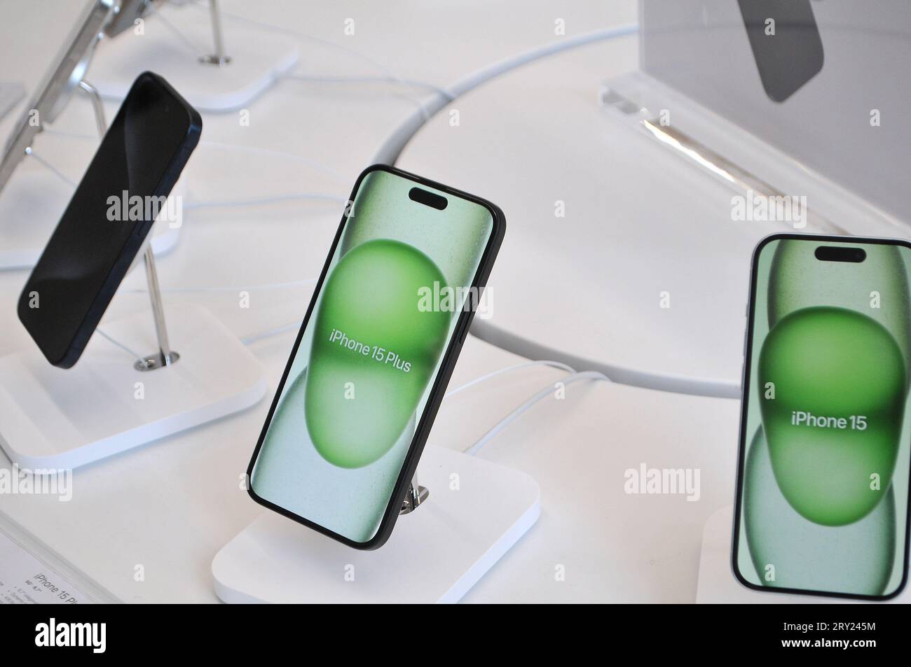 28 September. 2023/. All Iphone 15 pro Titanium and iphones 15 pro nd ...