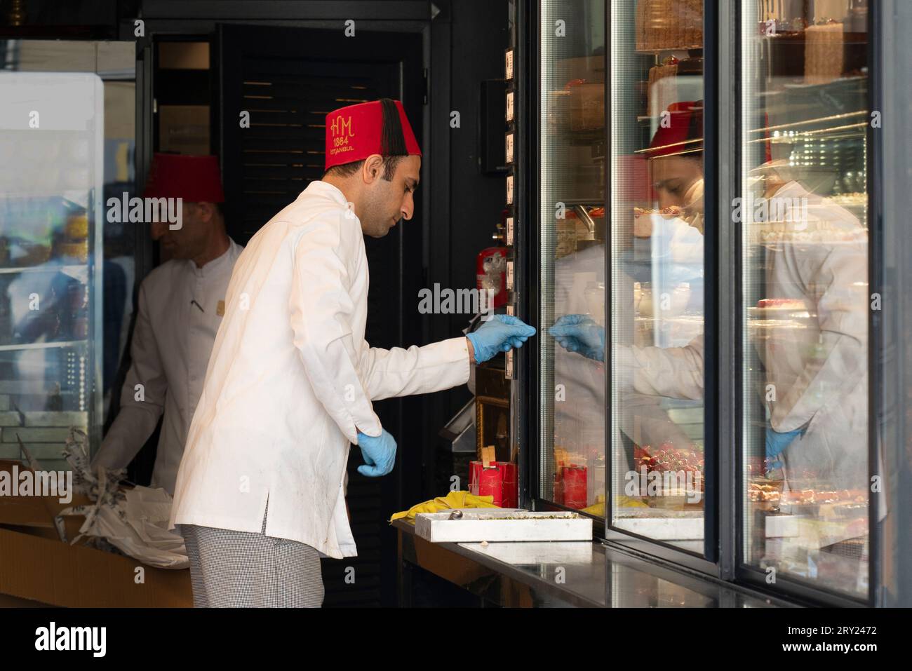 Turkish man in fez hat hi-res stock photography and images - Alamy