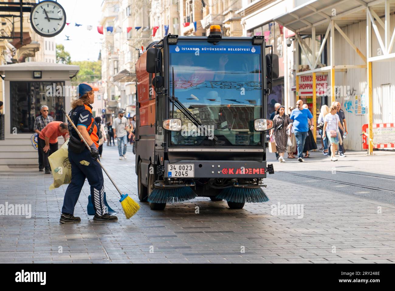 Cleaning truck hi-res stock photography and images - Alamy