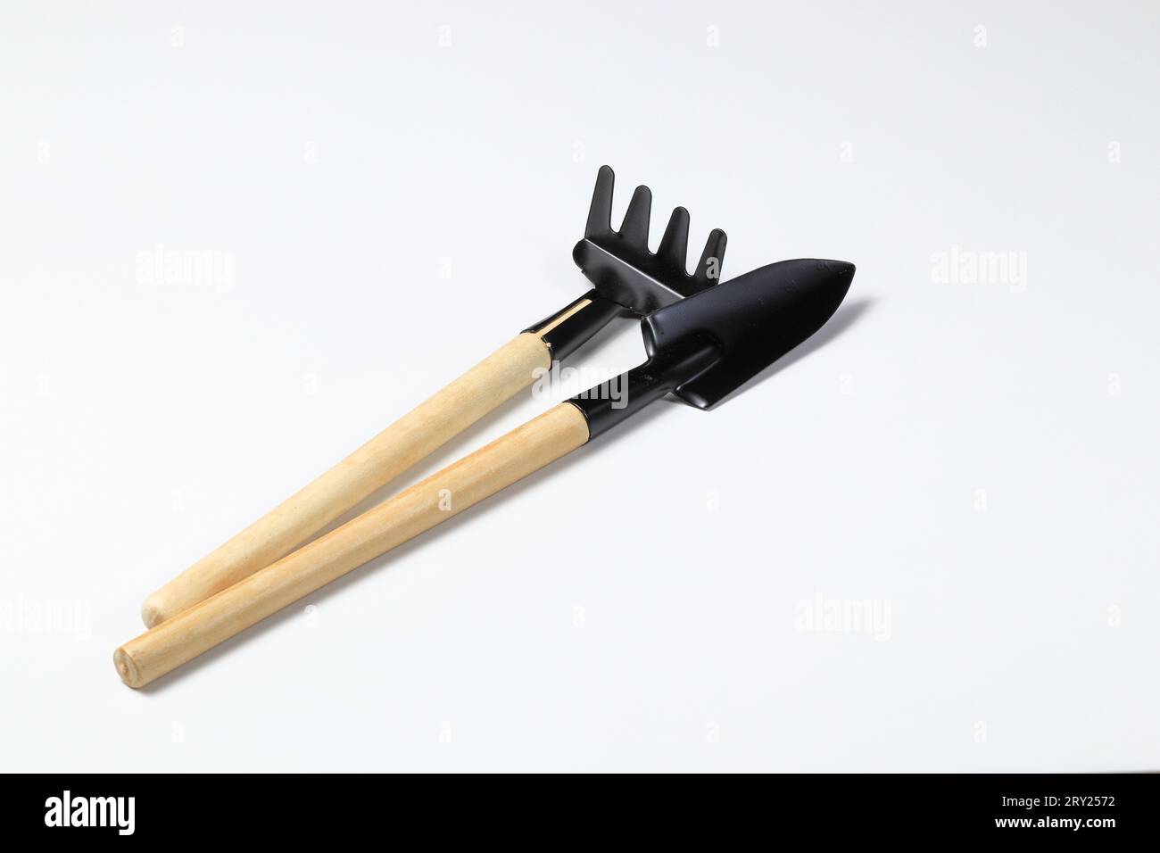 rake and shovel, Set of gardening supplies, tools to cultivate gardens ...