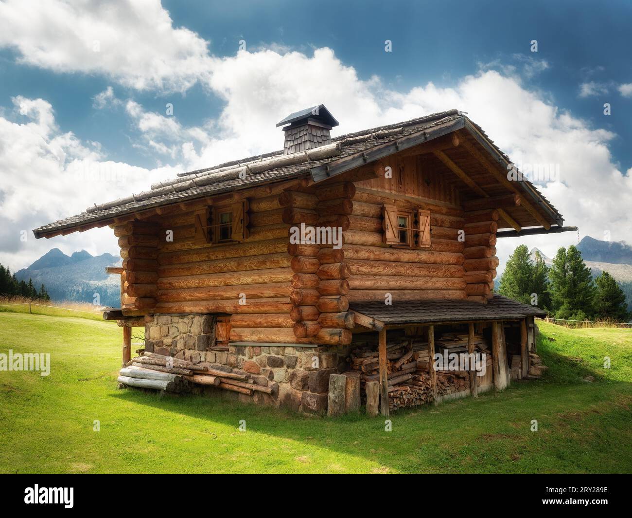 Beautiful log cabin canada hi-res stock photography and images - Alamy