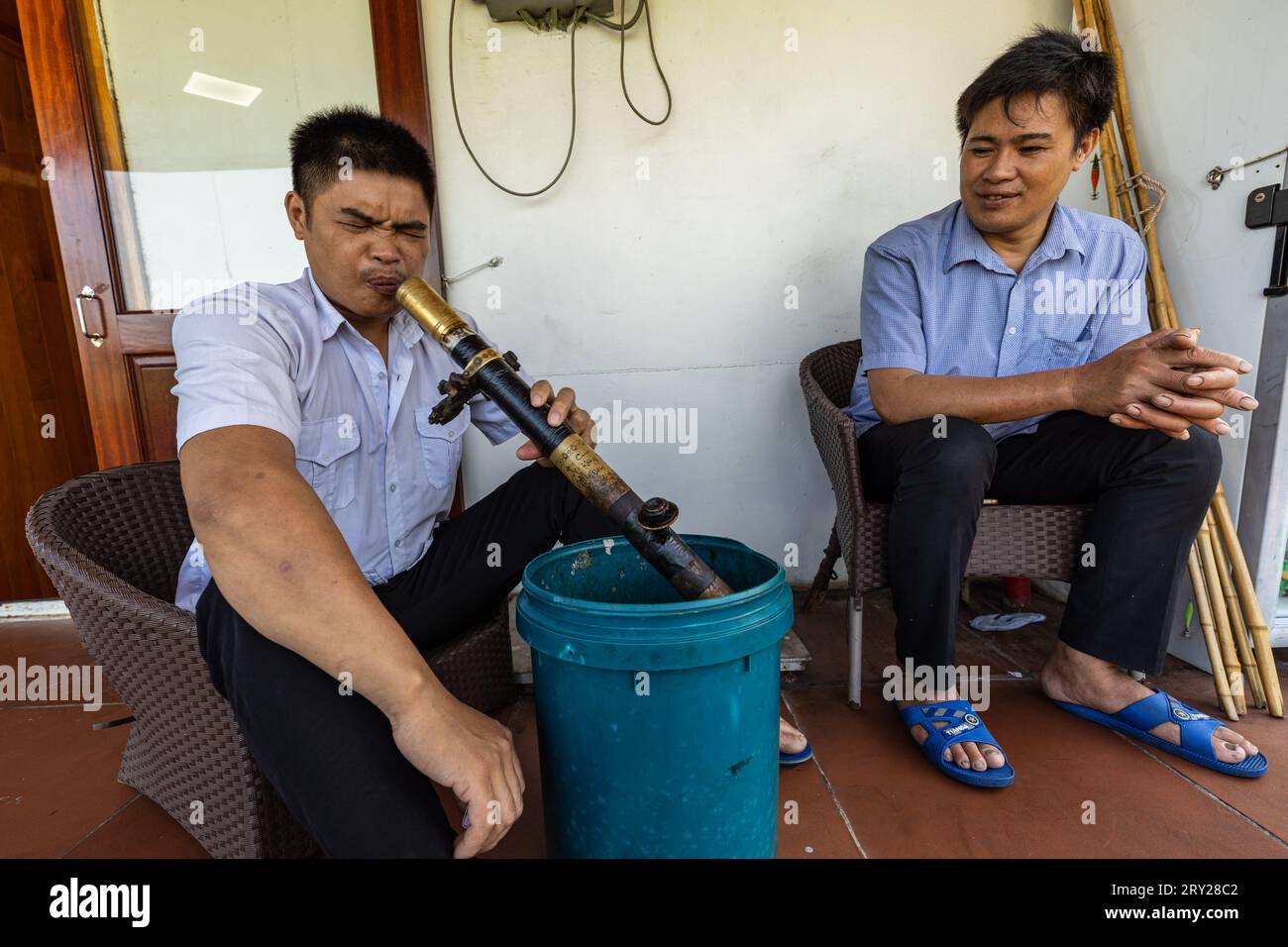 Vietnamese men smoking hi-res stock photography and images - Alamy