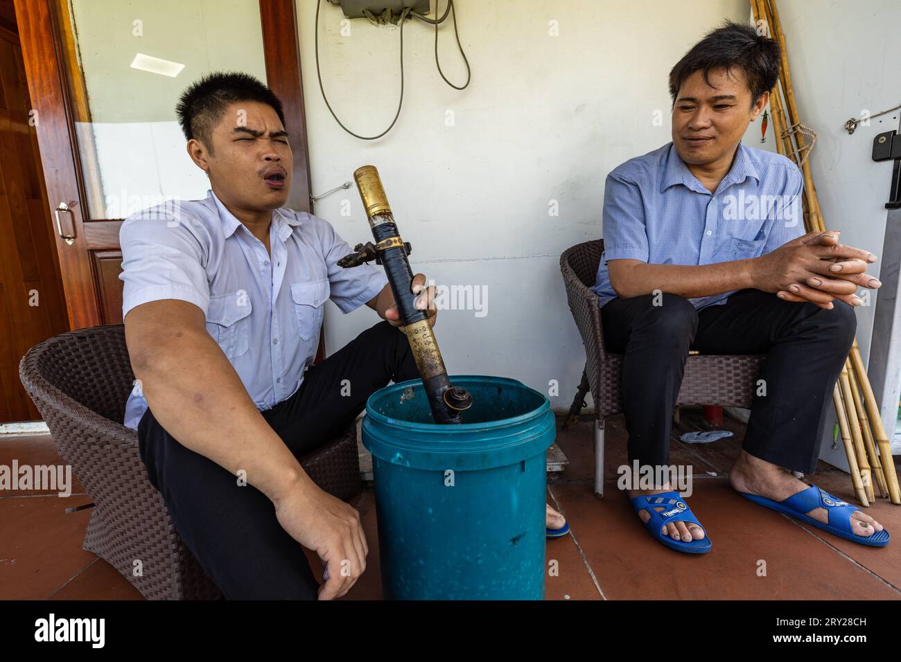 Men are smoking the vietnamese piepe Stock Photo - Alamy