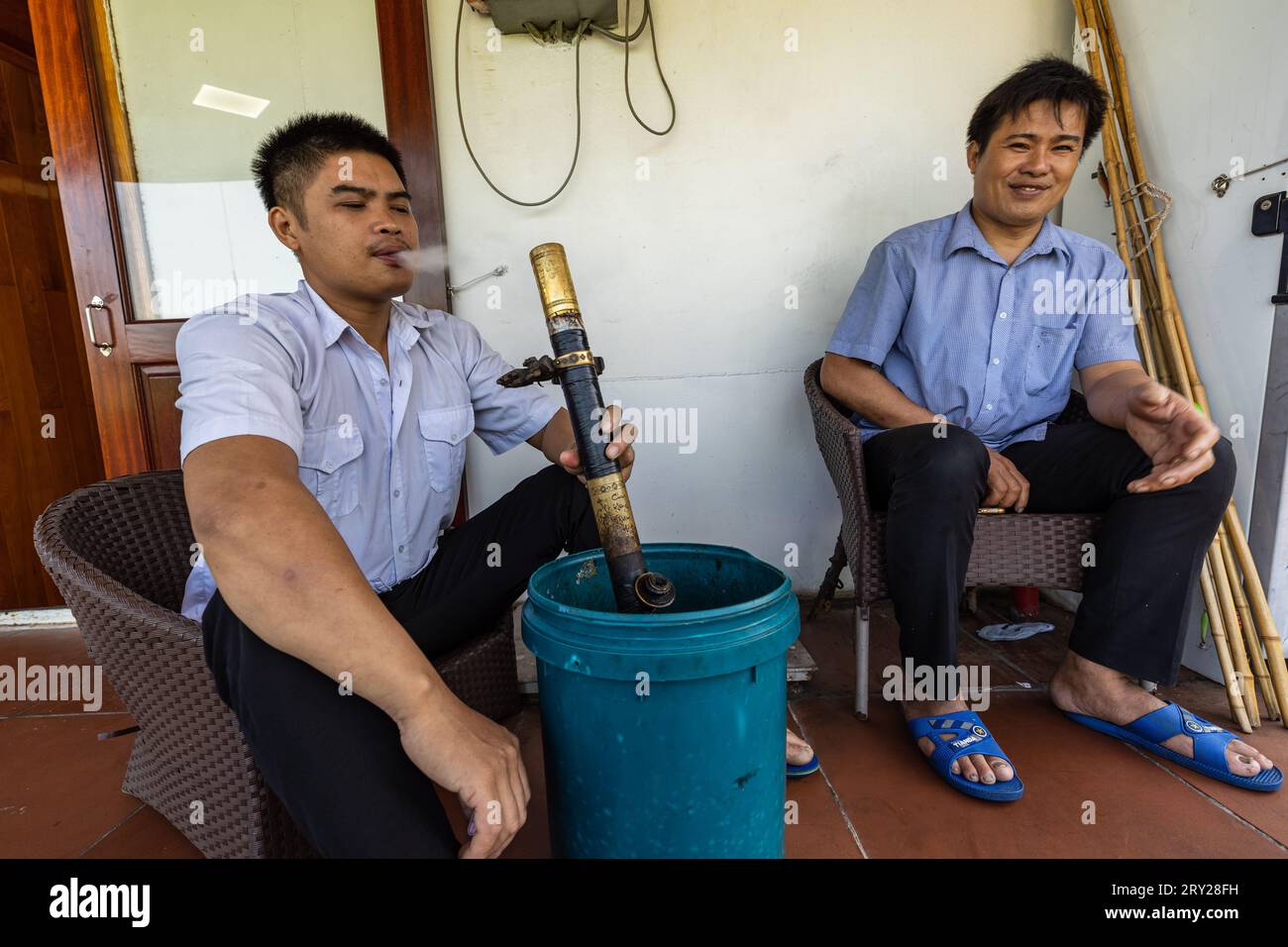 Men are smoking the vietnamese piepe Stock Photo - Alamy