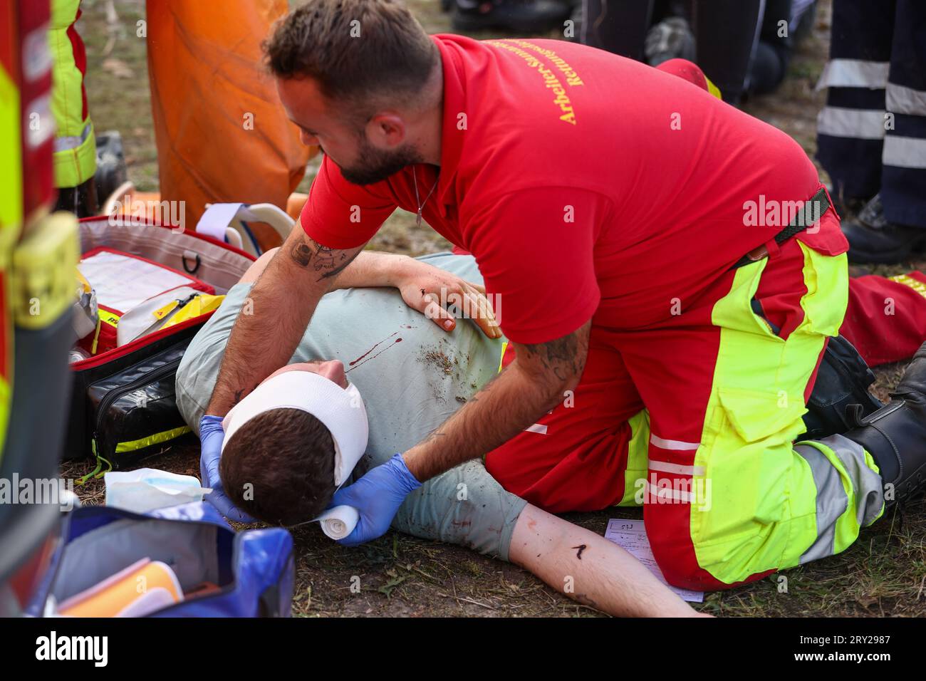 28 September 2023, Saxony, Wiederau: An emergency paramedic in training ...