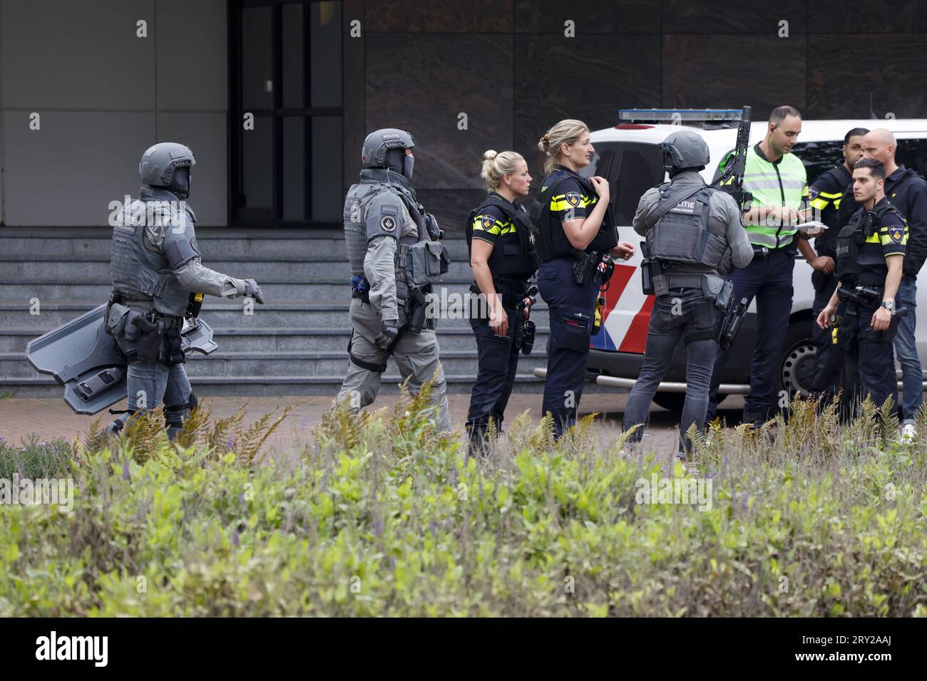 ROTTERDAM - Police officers at the Erasmus MC Rotterdam on ...