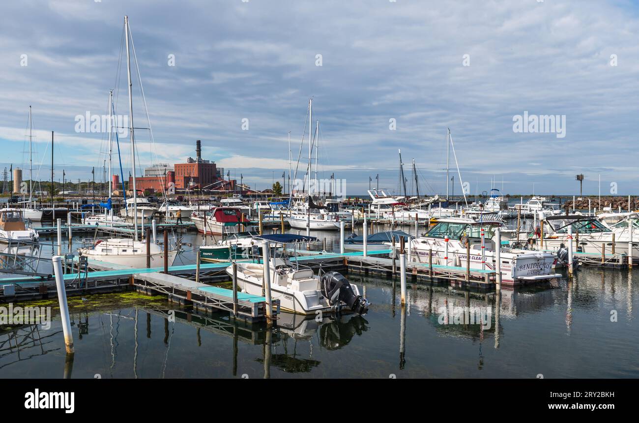 Boats docked at a marina next to the Dunkirk City Pier on Lake Erie in ...