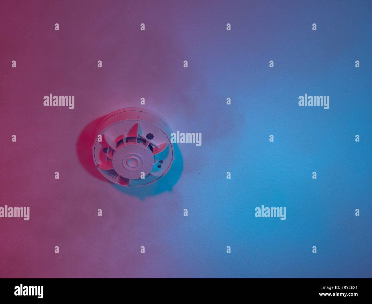 The smoke detector is installed on the ceiling, underneath it rises ...